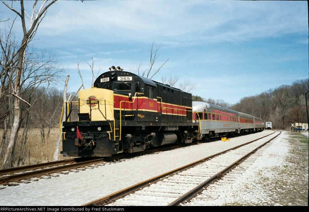After picking up numerous passengers the 1822 departs Peninsula with it's train and the 365 is ...